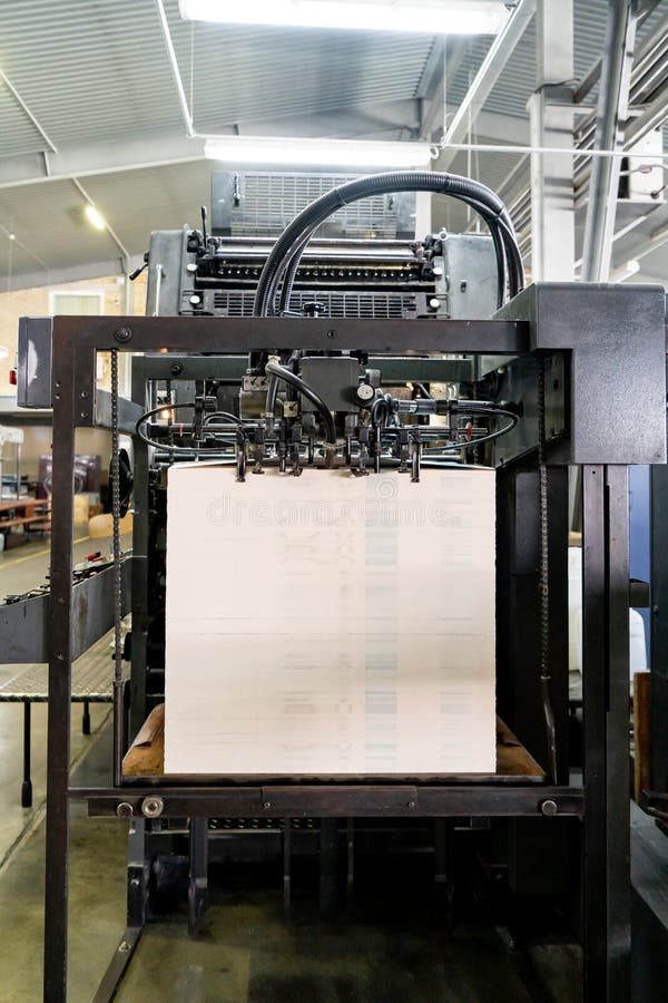 Offset Printing Machine Feeder Transfer Metallic Paper through the ...