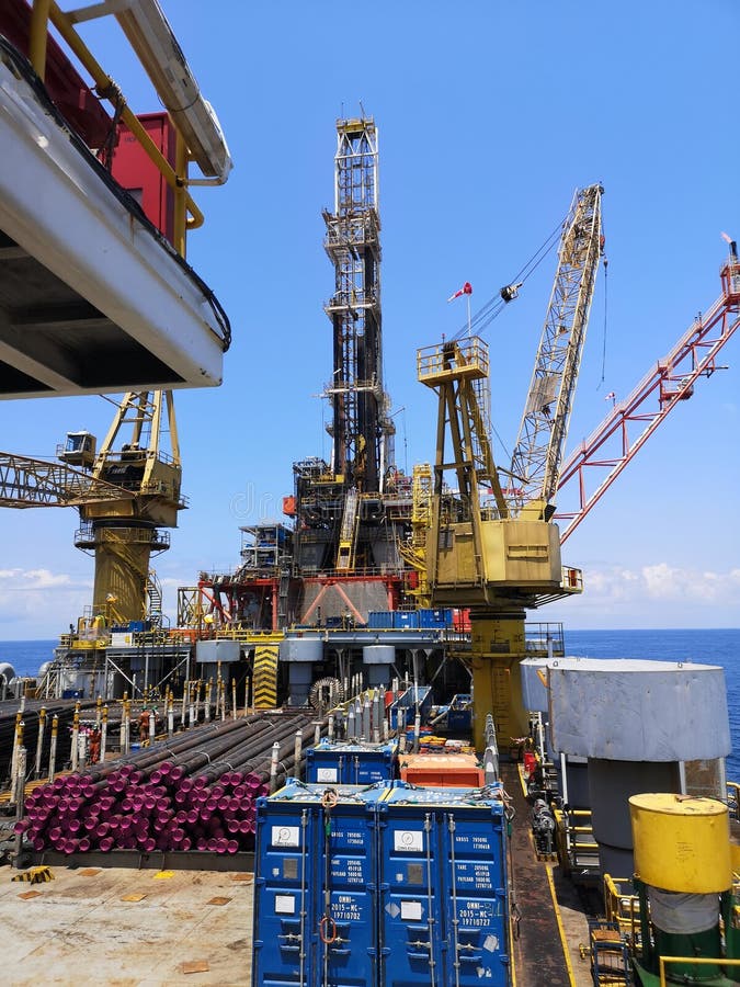 Offshore drilling rig editorial photography. Image of machine - 260387367