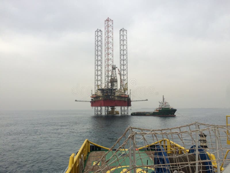 Offshore Drilling Rig with Supply Vessel Supply Cargo To Rig Stock ...