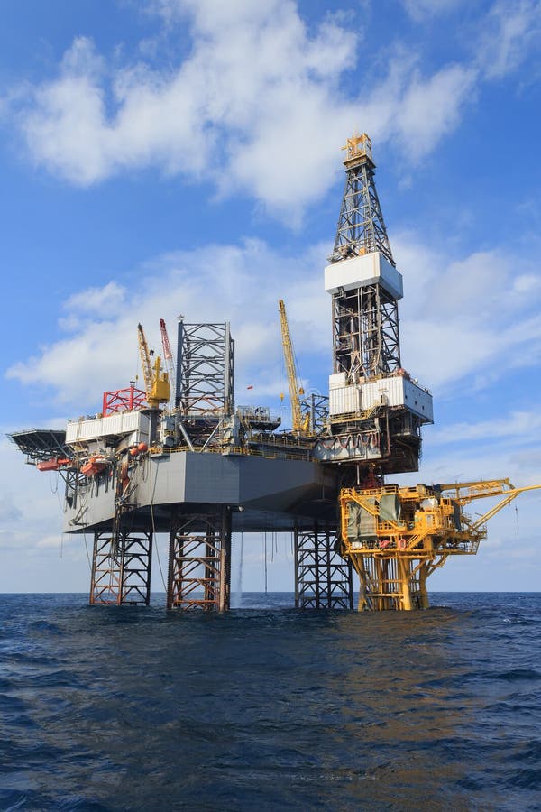 Offshore Jack Up Drilling Rig Over Production Platform Stock Photos ...
