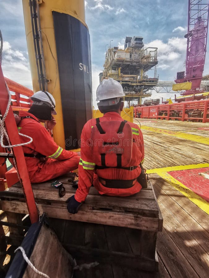 Offshore Support Vessel Deliver Cargo To Oil Platform at Sea Editorial ...