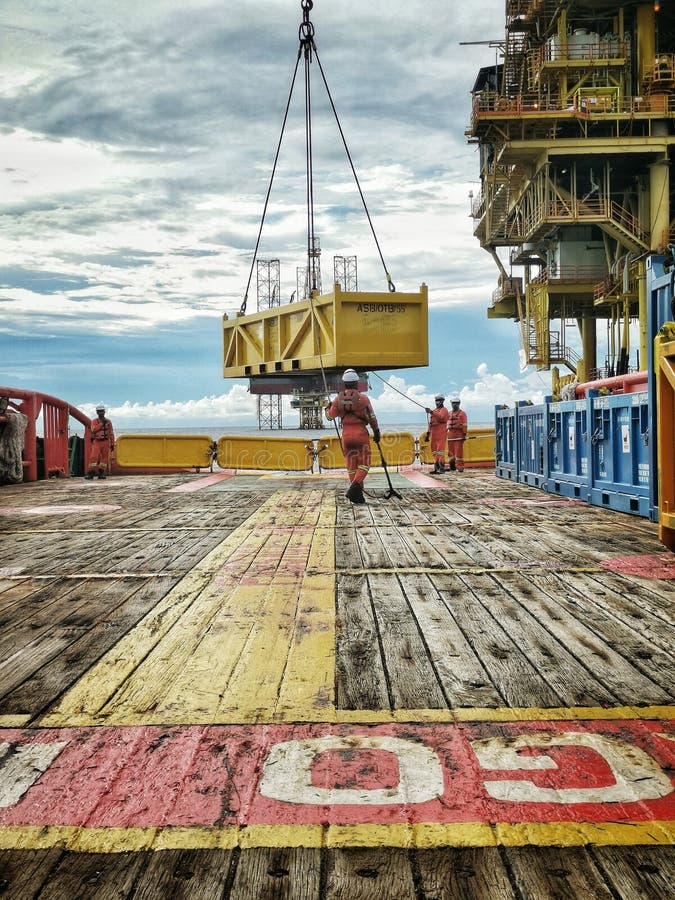 Offshore Support Vessel Deliver Cargo To Oil Platform at Sea Editorial ...