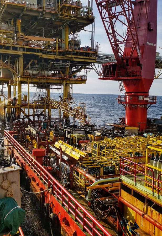 Offshore Support Vessel Deliver Cargo To Oil Platform at Sea Editorial ...