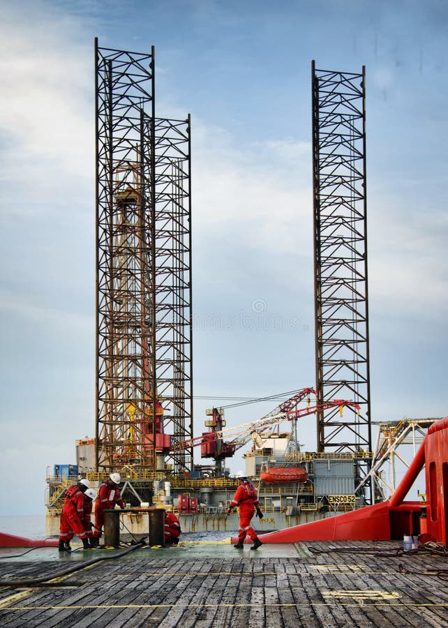 Offshore worker on deck editorial image. Image of cargo - 86084125
