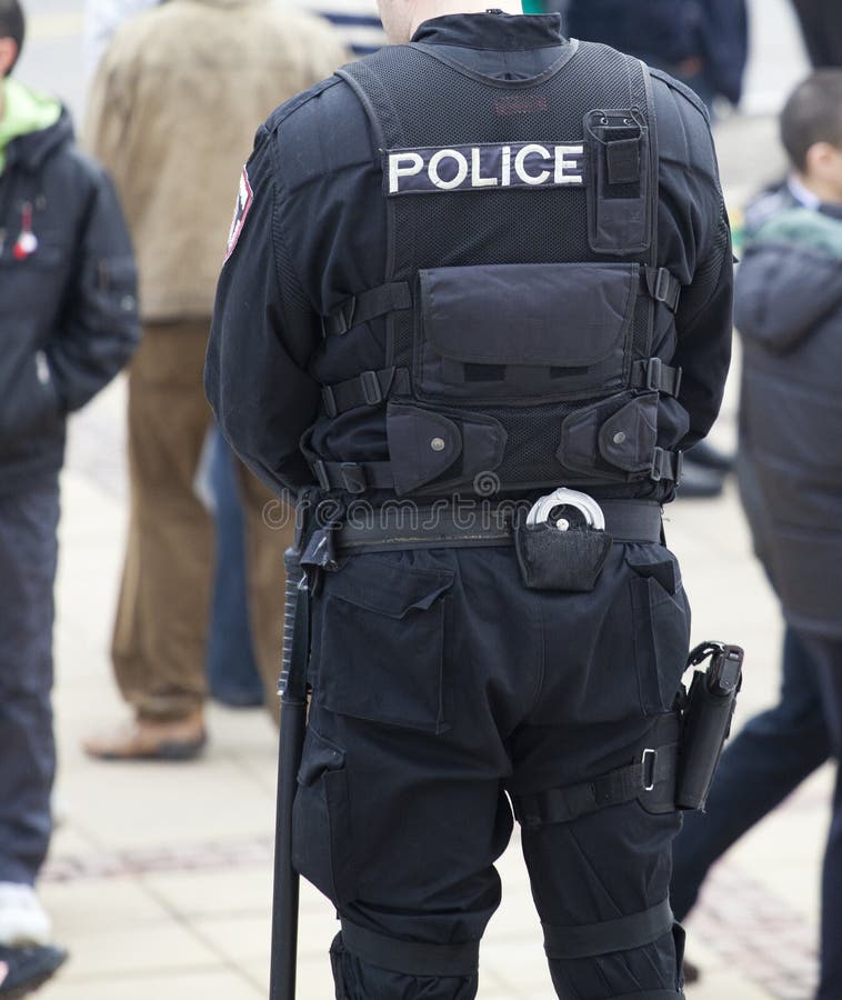 Oficiales De Policía Con Uniforme De Combate Completo Foto de archivo ...