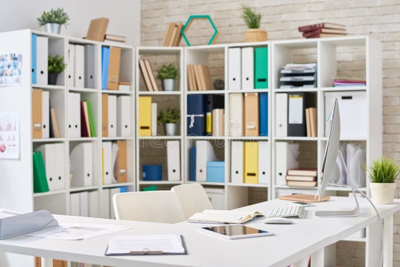 Carpetas Con Los Documentos En Estantes De La Oficina Imagen de archivo ...