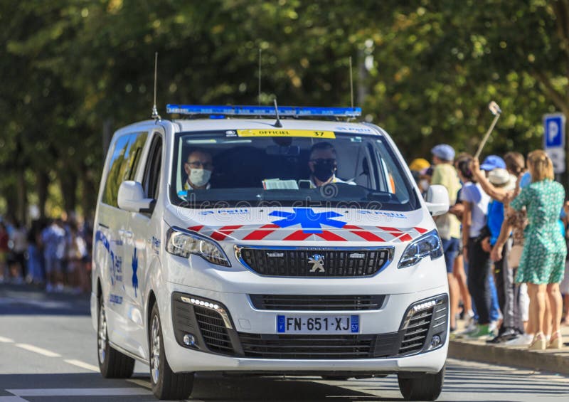 Oficjalna Karetka Na Brukowiec Drodze - Tour De France 2015 Obraz Stock ... Oficjalna Karetka Na Brukowiec Drodze - Tour De France 2015 Obraz Stock ...