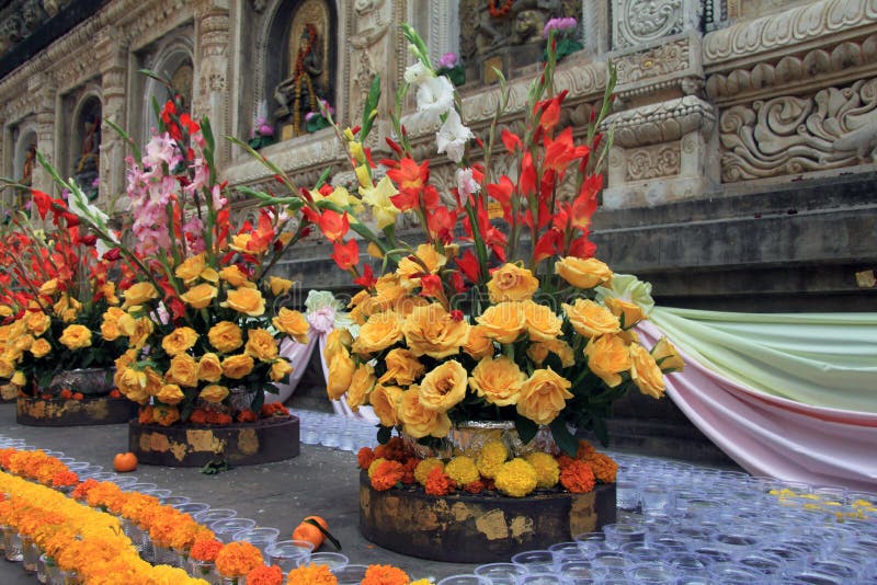 Ofrendas De La Flor a Lo Largo De Las Paredes Del Templo Imagen de ...