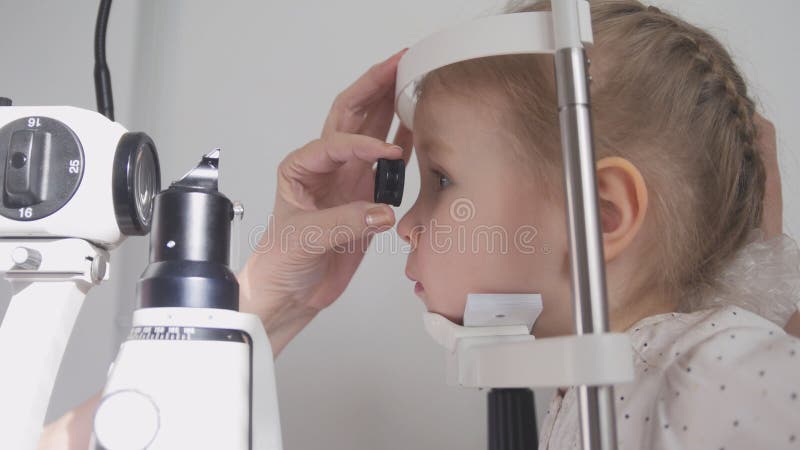 Controle De Vista En Oftalmología Del ` S Del Niño Niña De La