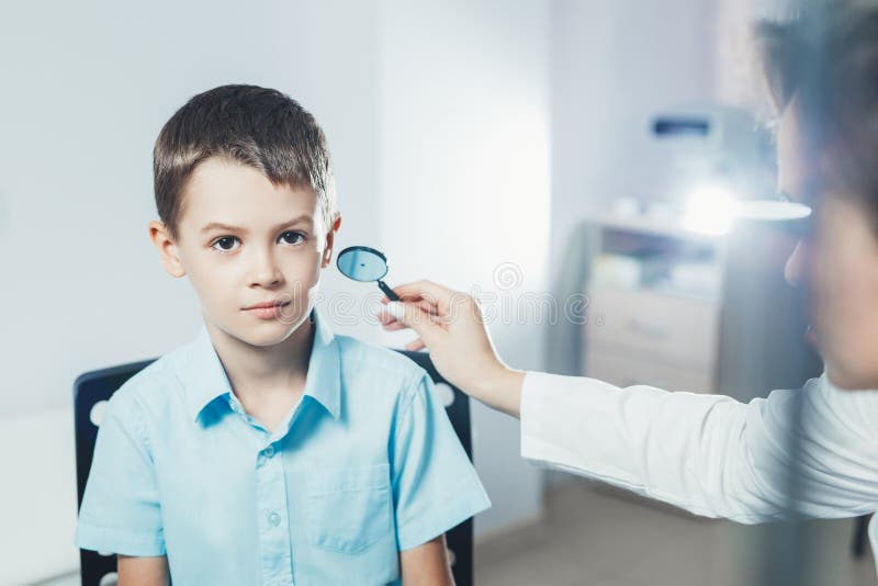 Oftalmólogo Comprueba La Visión De Los Niños Hiperopía Pruebas De