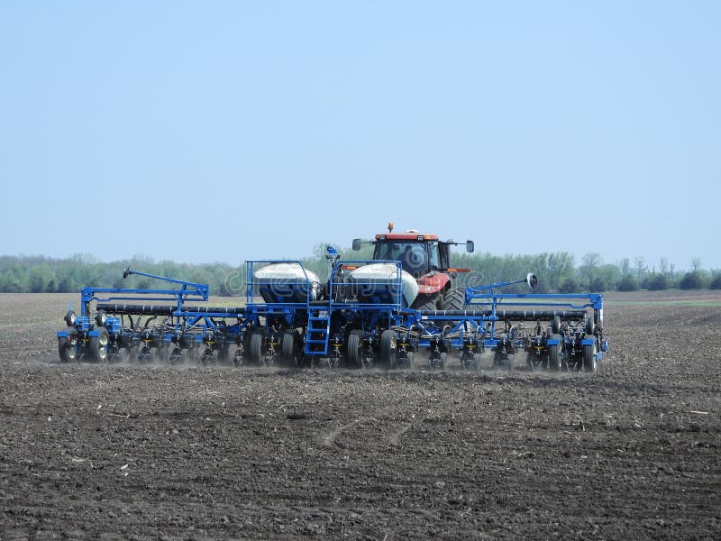 Case 315 Tractor Pulling a Kinze Pivot Fold 16 Row Planter Editorial ...
