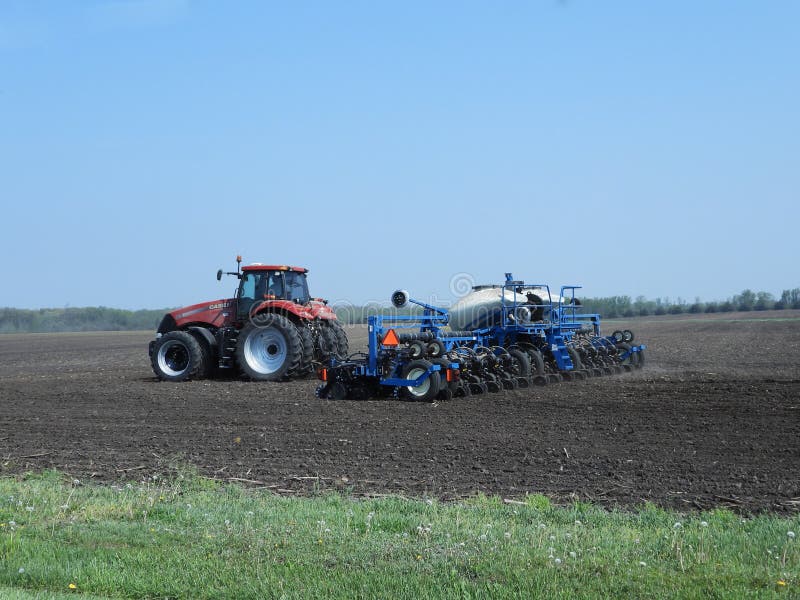 Case 315 Tractor Pulling a Kinze Pivot Fold 16 Row Planter Editorial ...