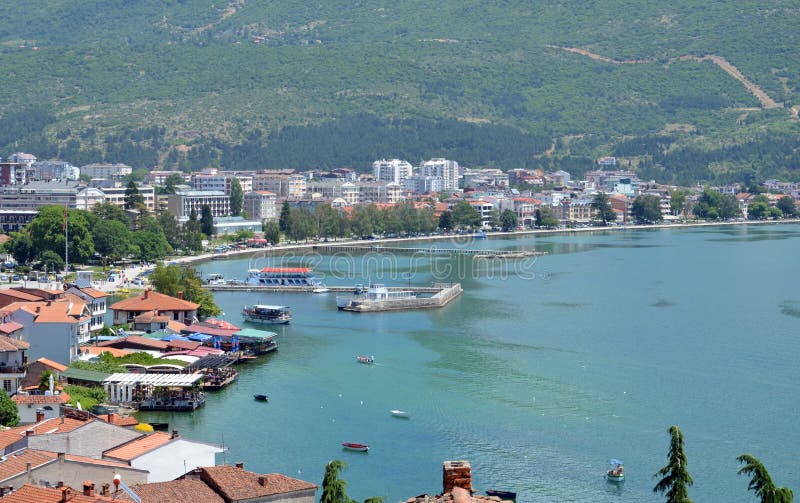 Luchtmening Van Ohrid-Meer, Stad Van Ohrid En Bergen Op De Achtergrond ...