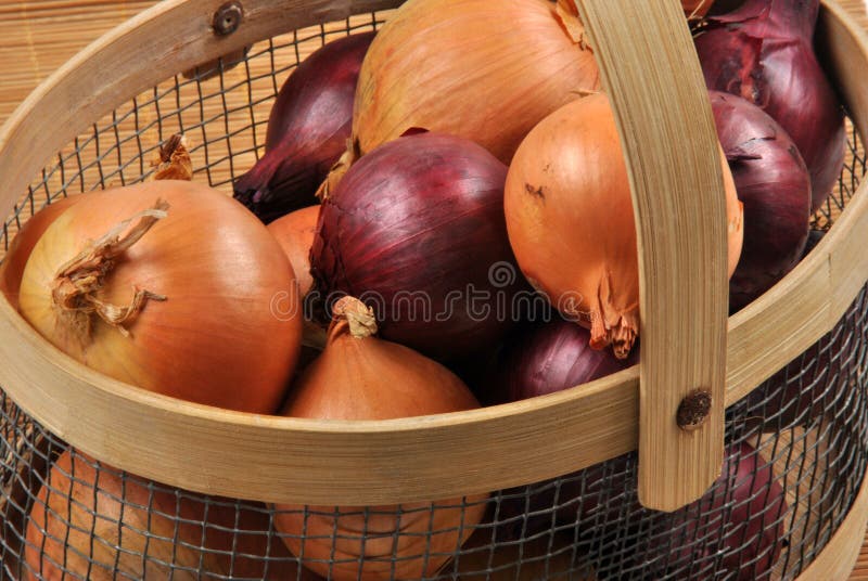 Oignon Rouge Et Blanc Dans Un Panier Image stock - Image du rouge ...