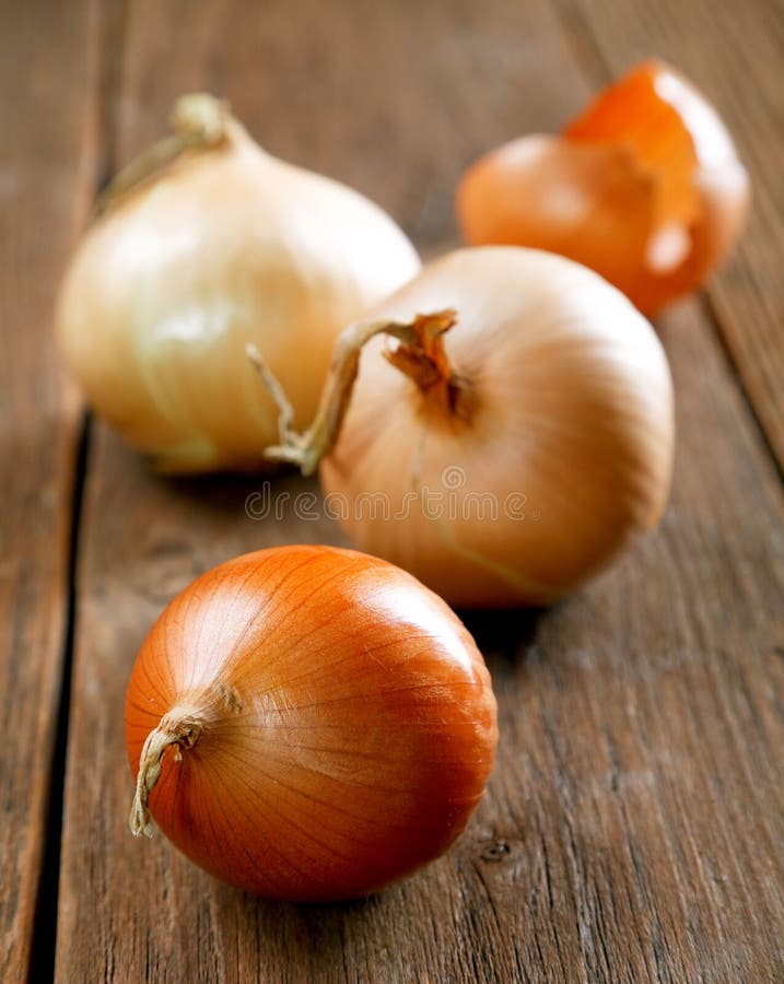 Oignons Jaunes Avec Une Peau D'isolement Photo stock - Image du normal ...