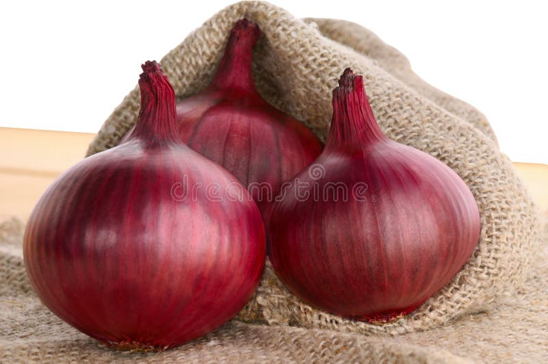 Oignons rouges image stock. Image du rouge, assaisonnement - 36013725