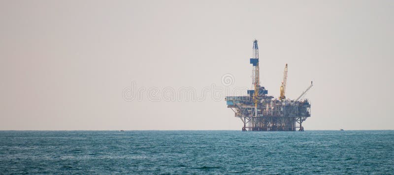 Oil Platform in the Pacific Ocean Stock Image - Image of pipes ...