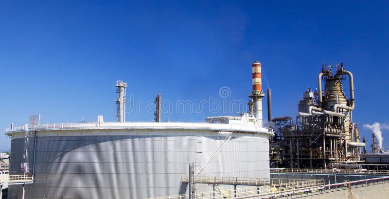 Chemical Oil Plant Equipment Petrol Distillery Stock Image - Image of ...