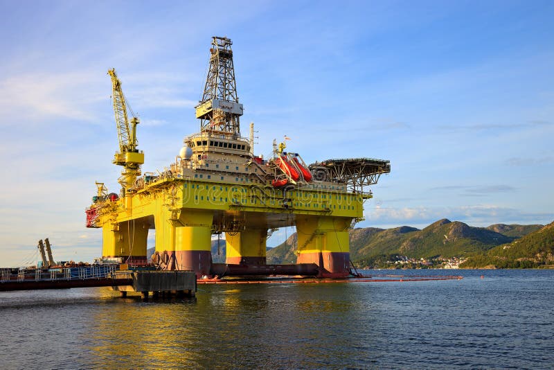 Ocean Offshore Oil Rig Drilling Platform Off Stock Image - Image of ...