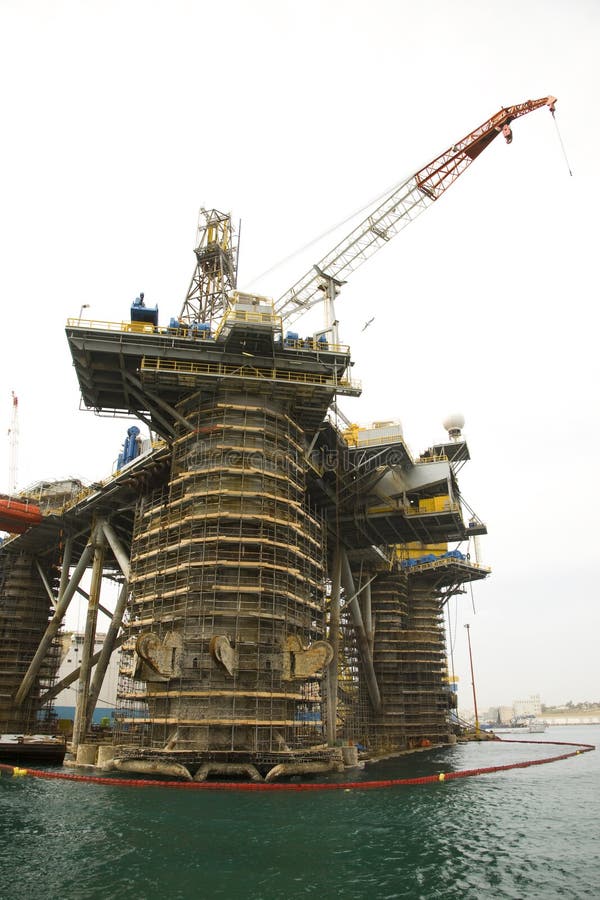Oil Rig Repairs editorial stock photo. Image of scaffold - 30101118