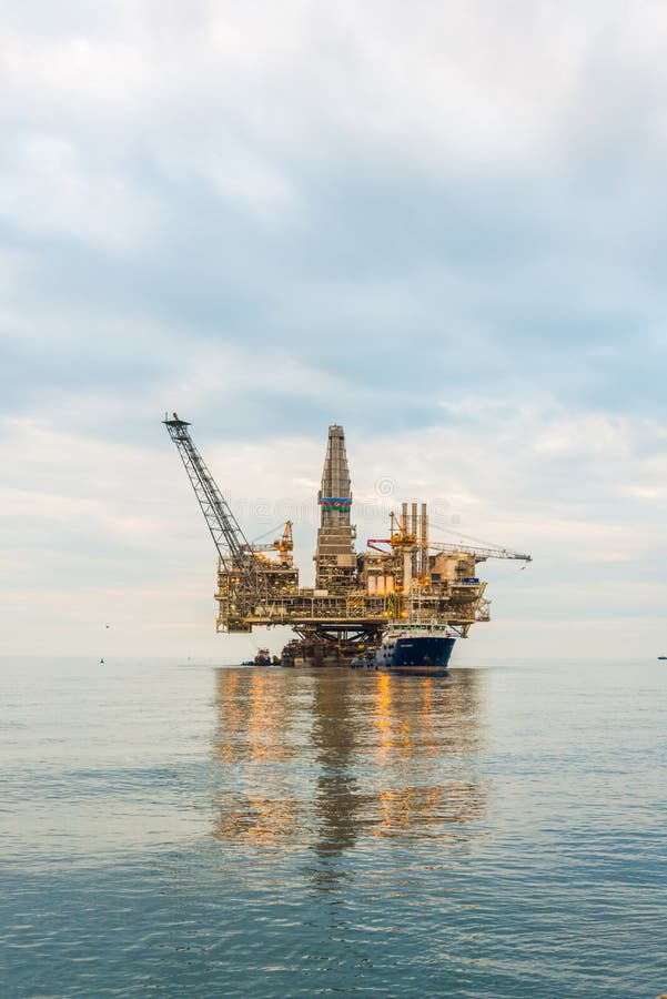Oil rig platform editorial photo. Image of drilling, engineering - 44752936