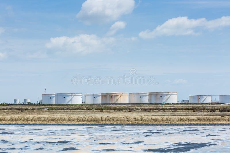 Oil storage tank stock image. Image of fuel, industry - 58026741