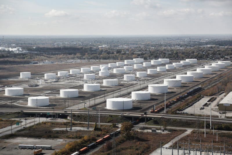 Oil tank refinery field editorial stock image. Image of tanks - 27242549