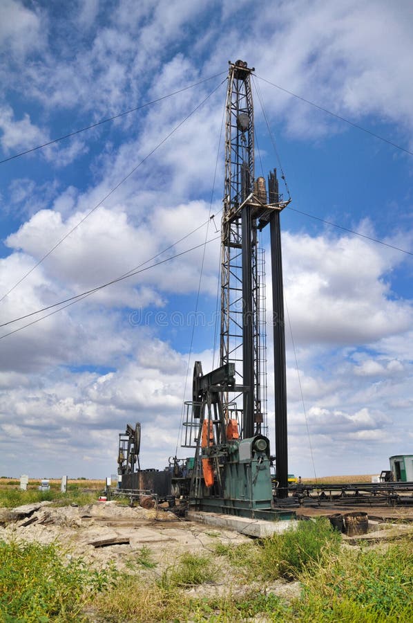 Land oil drilling rig stock image. Image of outdoor, drilling - 33359077