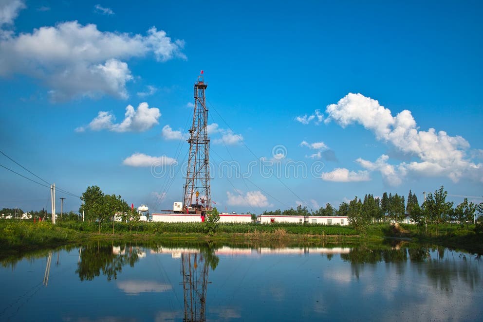 Oil well rig stock image. Image of jiangsu, tower, field - 17546363