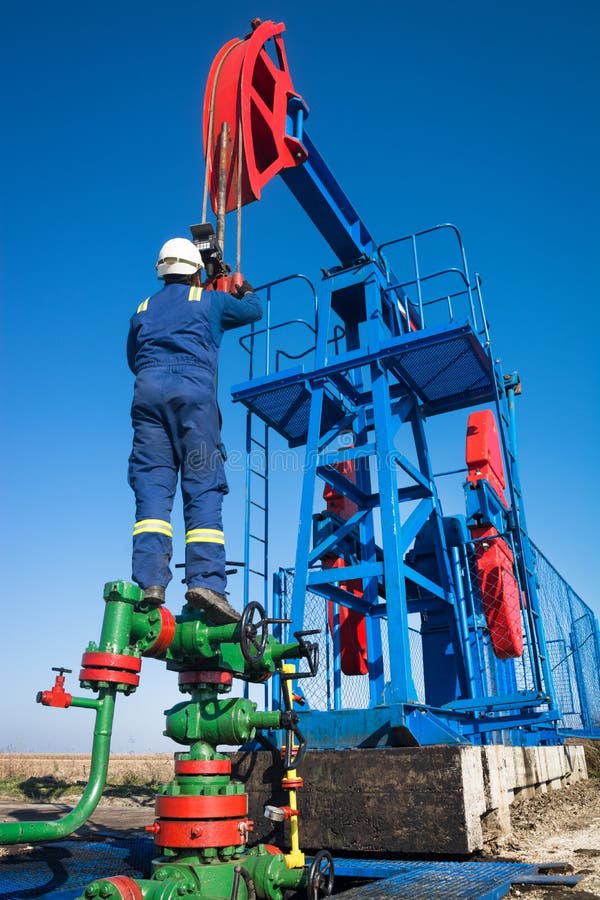 Oil worker check oil pump stock image. Image of derrick - 46911415