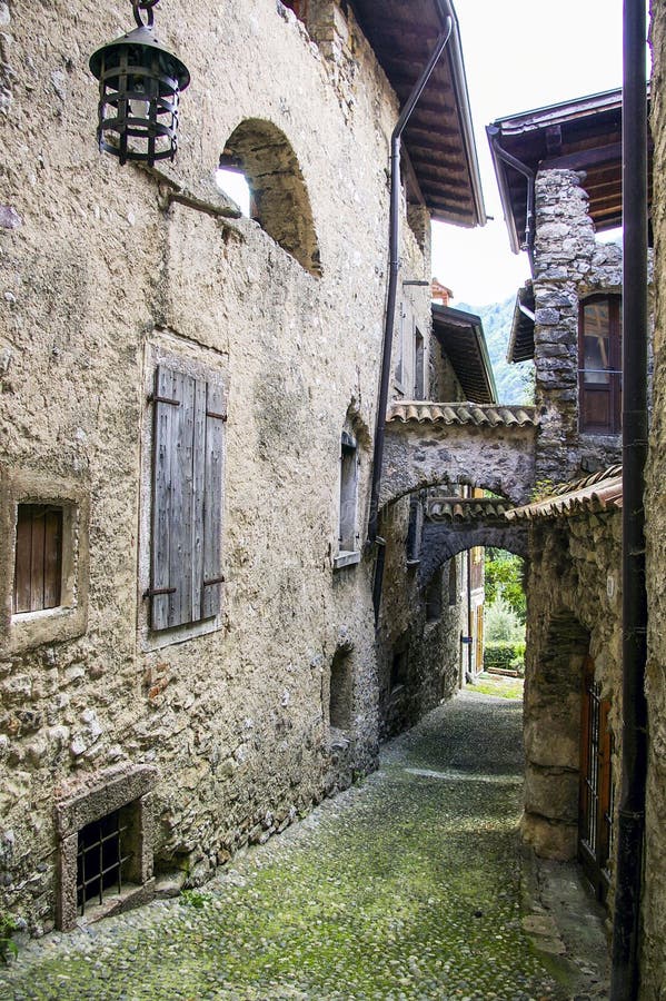 Ojeada De Una Calle En Un Town-2 Medieval Imagen de archivo - Imagen de ...