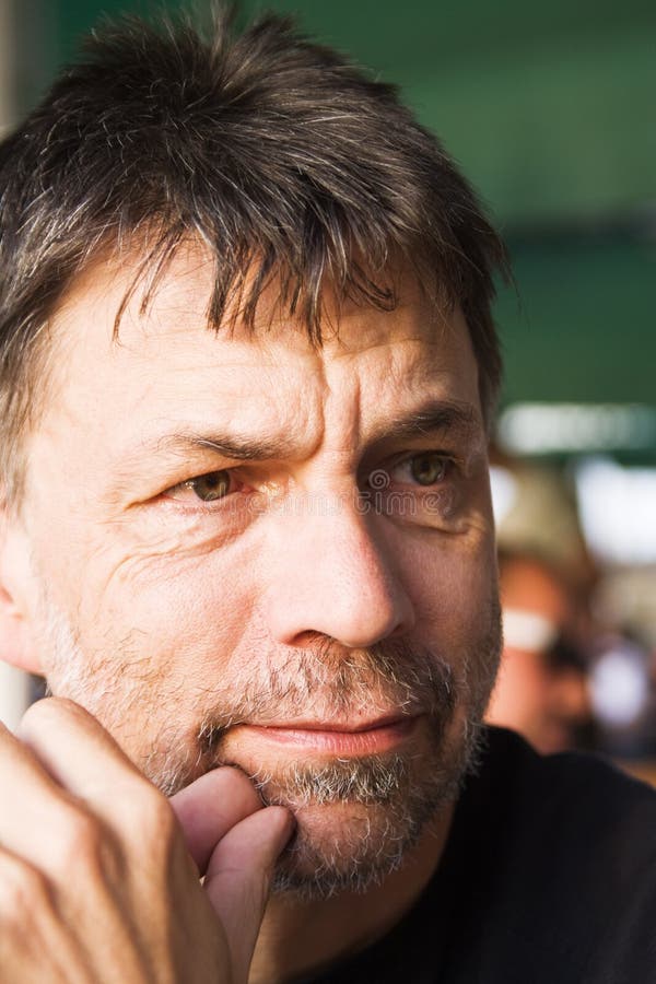 Ojeada pensativa foto de archivo. Imagen de maduro, cansado - 7109880