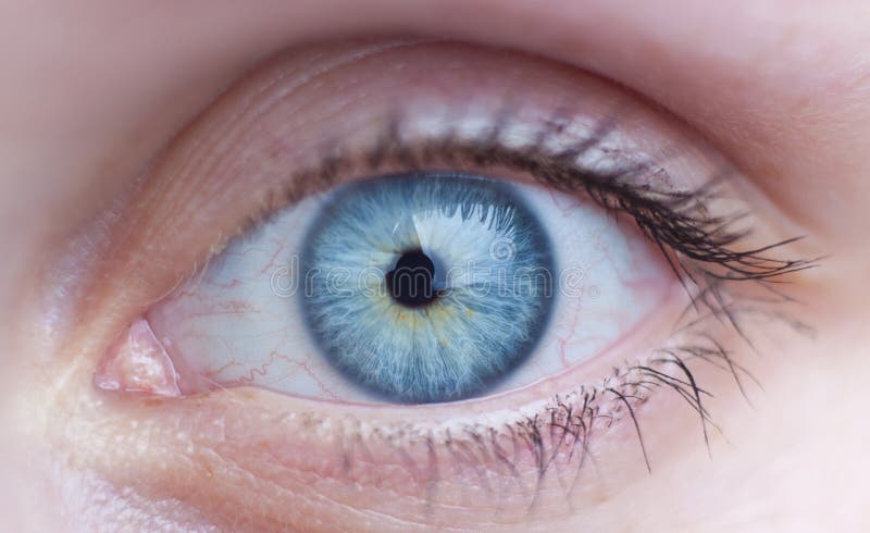 Ojos Azules Femeninos Con Las Pupilas Dilatadas Cerca Imagen de archivo ...