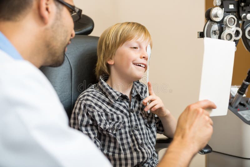 Ojo De La Cubierta Del Muchacho Con El Obstructor Imagen de archivo ...