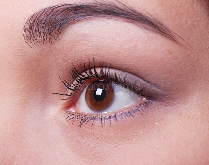 Ojo femenino hermoso foto de archivo. Imagen de hermoso - 89328264