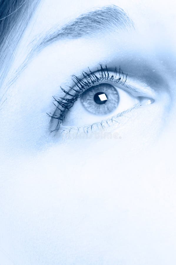 Ojo Humano Con Hemorragia Subconjuntival Visible. Sangre En El Ojo ...