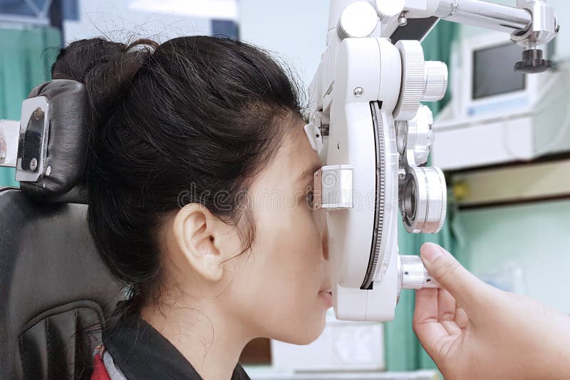 Ojos De Examen De La Mujer Joven Con Su Optometrista Imagen de archivo ...