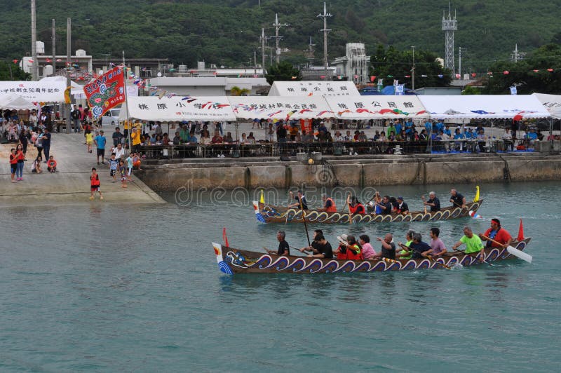 Okinawan Dragon Boat Race image éditorial. Image du okinawa - 95933475