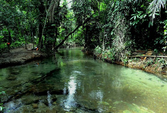 Okpoku jeziora widok zdjęcie stock. Obraz złożonej z natura - 48112450