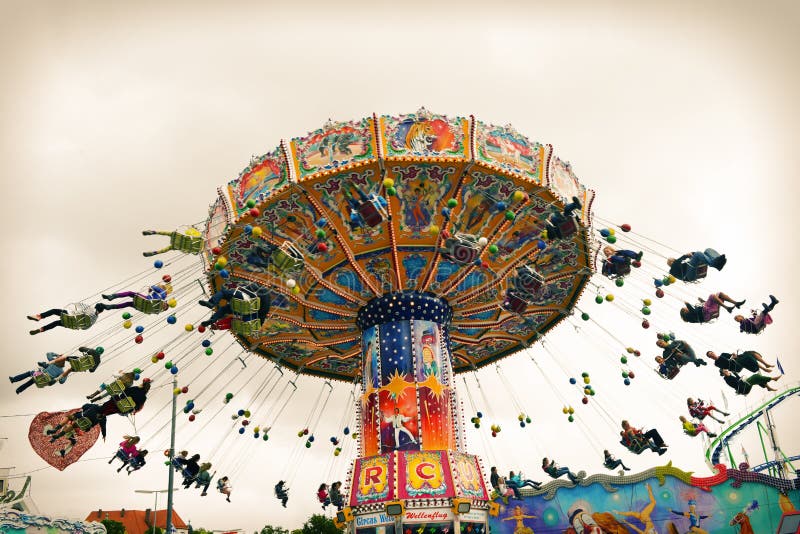 Oktoberfest Karussell redaktionelles stockfotografie. Bild von luft ...