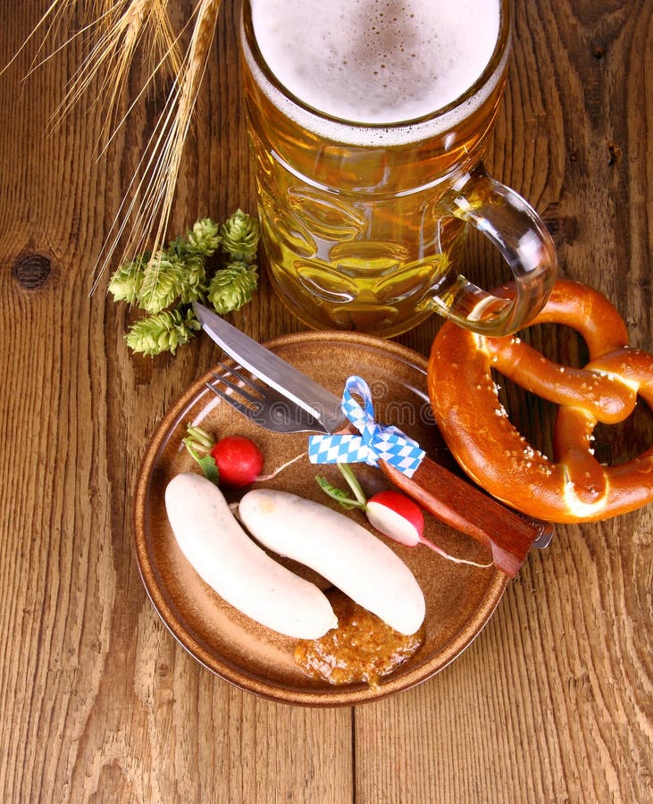 Weiße Wurst, Brezel, Rettich Mit Senf Und Bier Stockfoto - Bild von ...