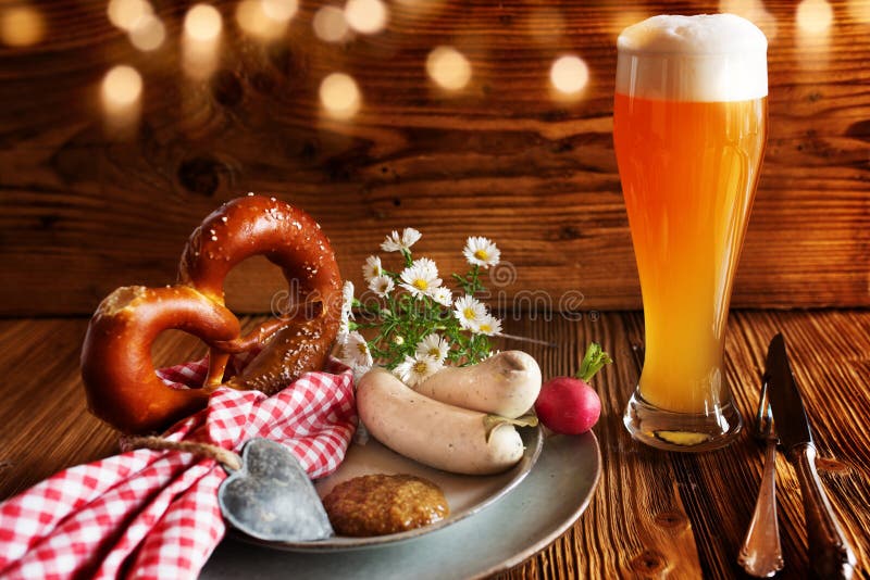 Oktoberfest Mit Bier Und Weißer Wurst Stockfoto - Bild von inneres ...