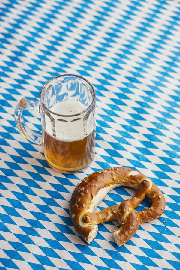 Piwo i precel, Oktoberfest obraz stock. Obraz złożonej z bawarski ...