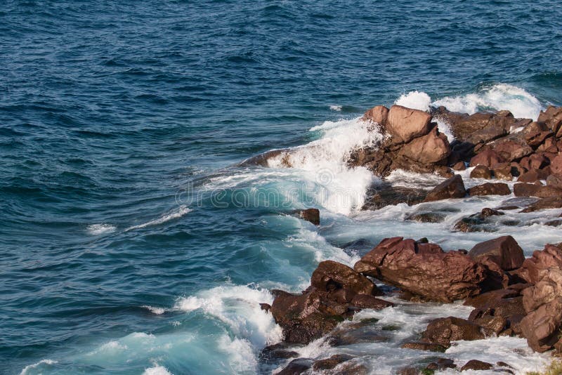 Ola Marina Late En Las Rocas Imagen de archivo - Imagen de golpes, cubo ...