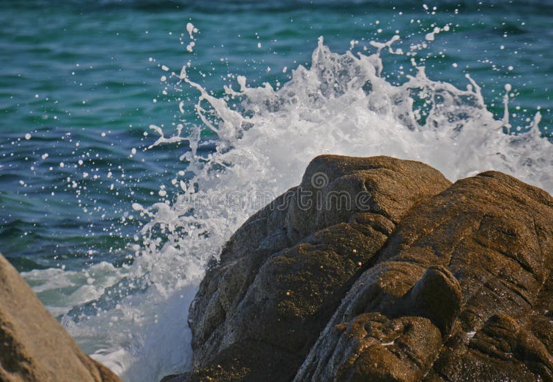 Olas Chocando Contra La Roca Foto de archivo - Imagen de fondo ...