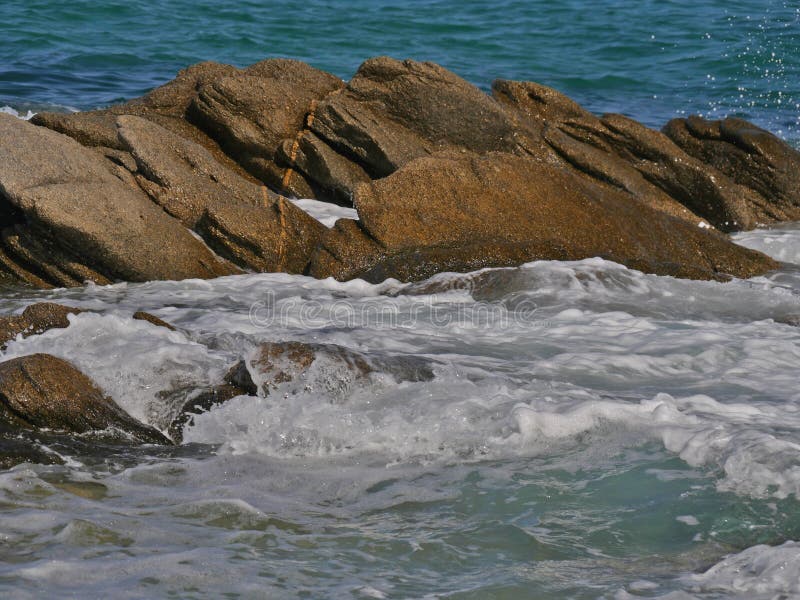 Olas Chocando Contra La Roca Foto de archivo - Imagen de rocas, costa ...