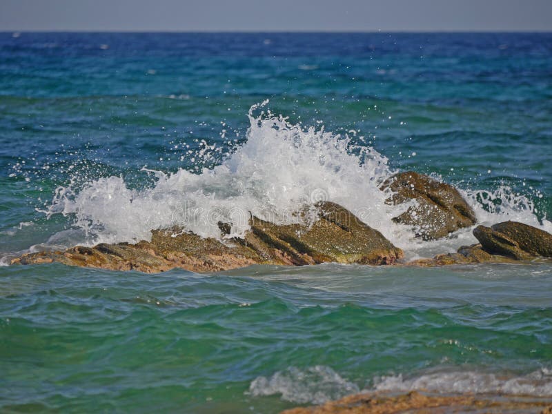 Olas Chocando Contra La Roca Imagen de archivo - Imagen de océano ...