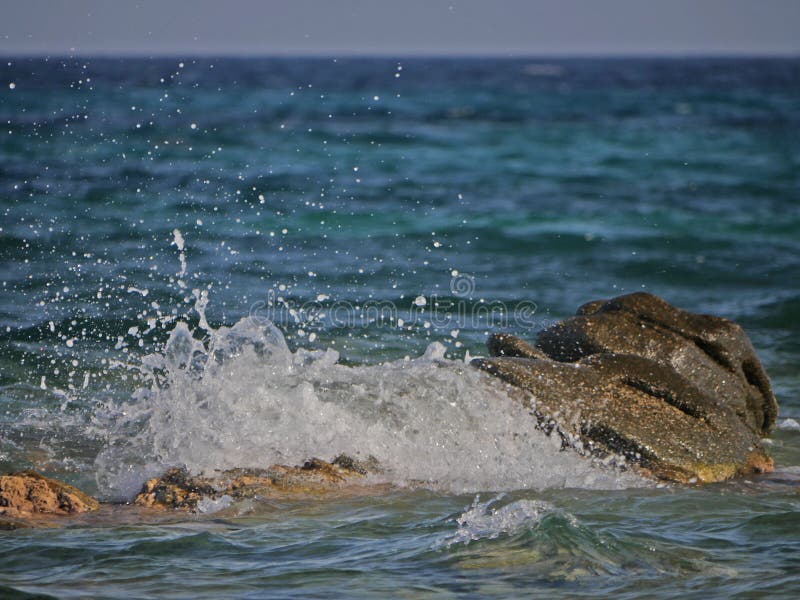 Olas Chocando Contra La Roca Imagen de archivo - Imagen de exterior ...