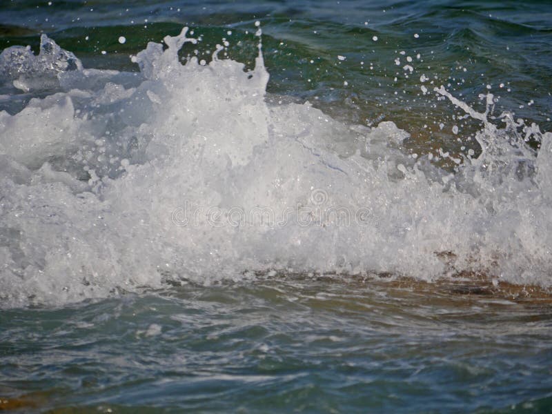 Olas Chocando Contra La Roca Imagen de archivo - Imagen de parque ...