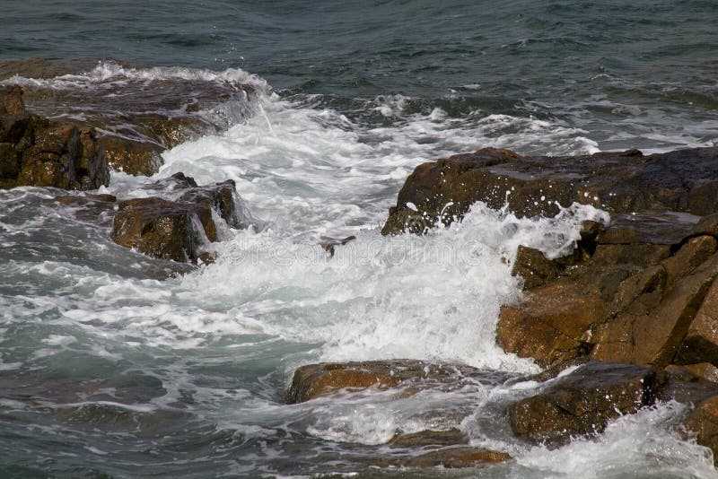 Olas Chocando Contra Las Rocas Foto de archivo - Imagen de cielo, roca ...